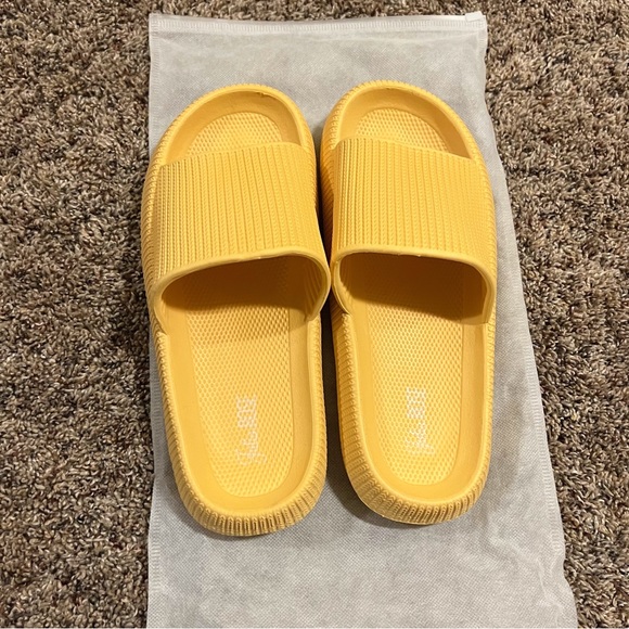 Shoes | Nwt Cloud Sandals | Poshmark
